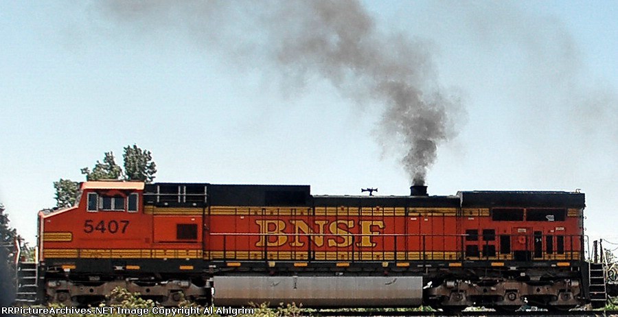 BNSF 5407 smoke